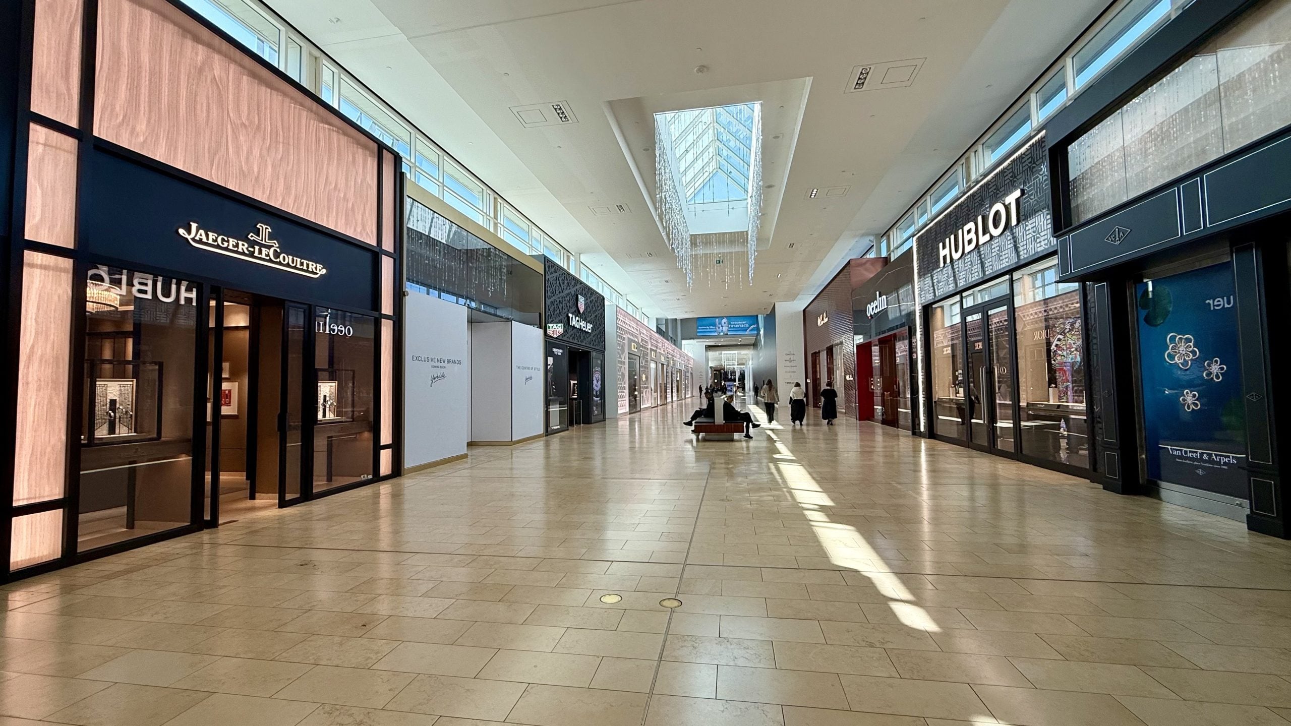 Value and Luxury Dominate Canadian Retail: JLL Study