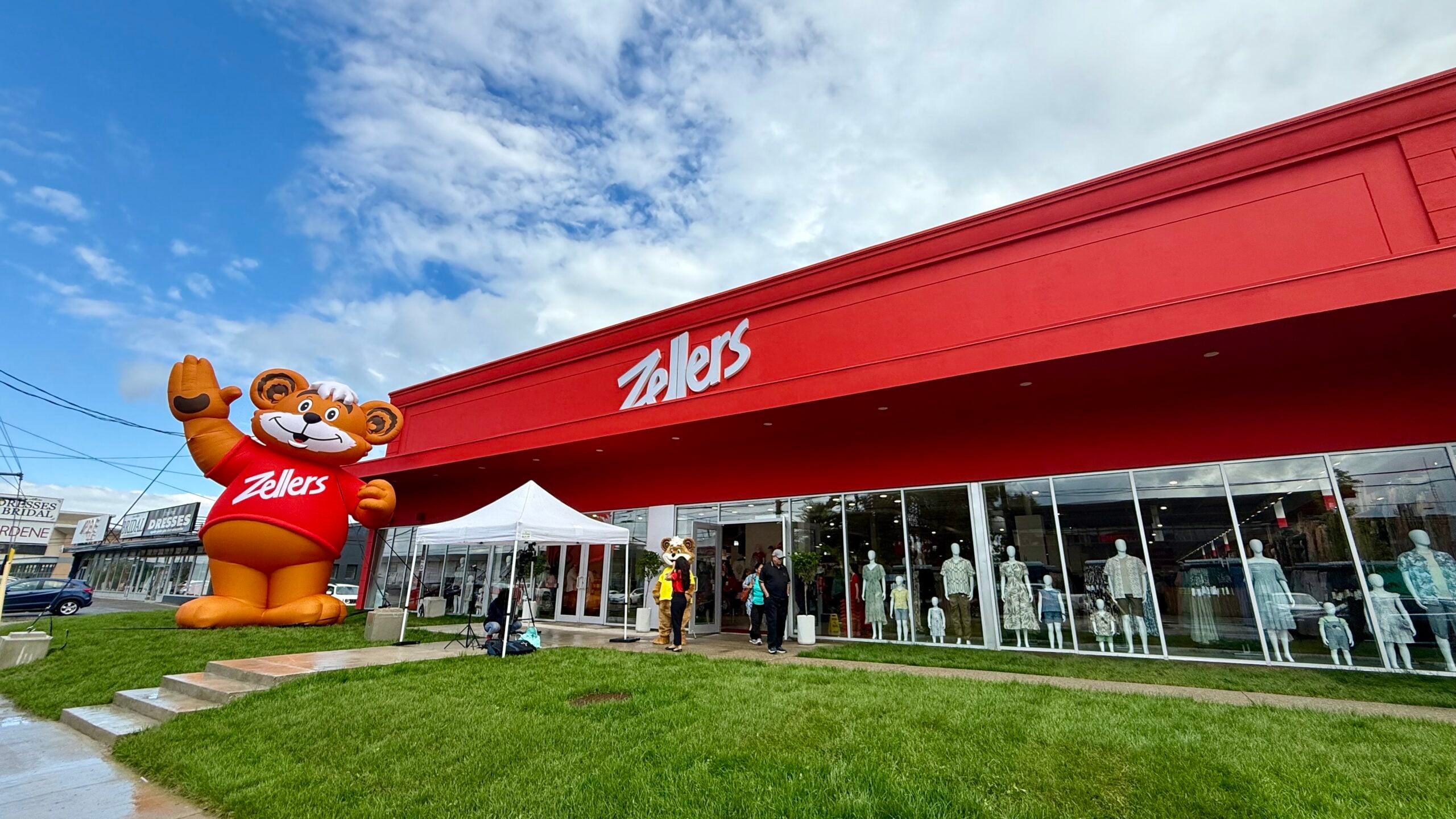 Inside Zellers' New Toronto Store as Crowds Turn Out for Opening Day